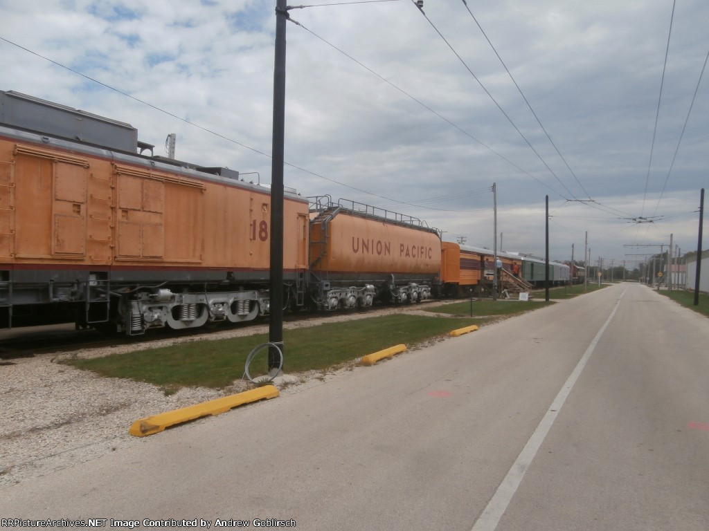 UP 18B, 907853 2 Engine & 3 Cars behind